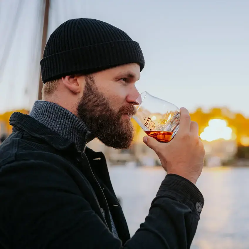 Im Hafen des Geschmacks: Der neue FLENS Whisky 2025 | Flens.de