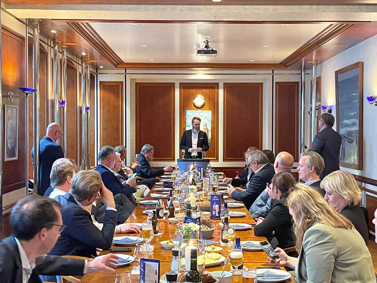 Minister Madsen & die IHK zu Gast in der Brauerei | Flens.de